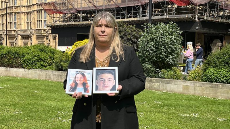 Family of Essex stabbing victim back knife crime law change - BBC News