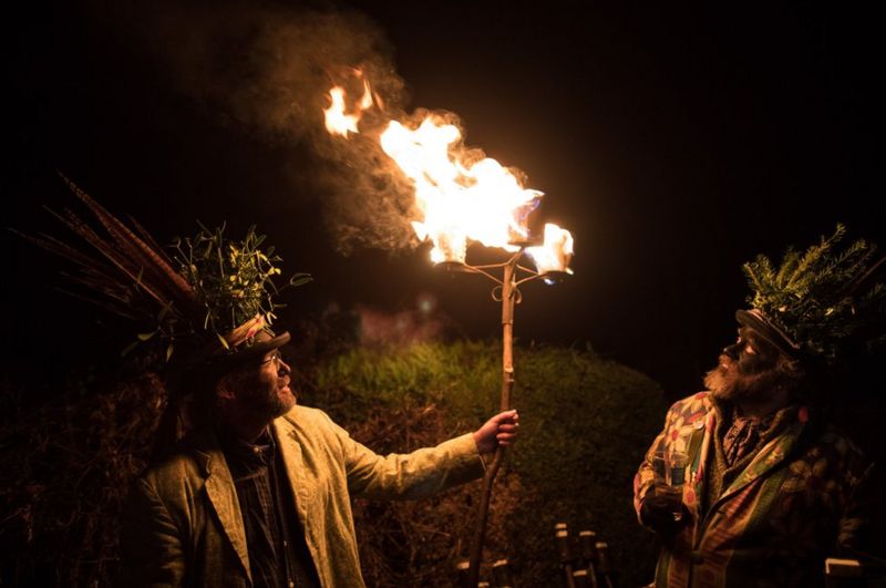 In pictures: Here we come a-wassailing - BBC News