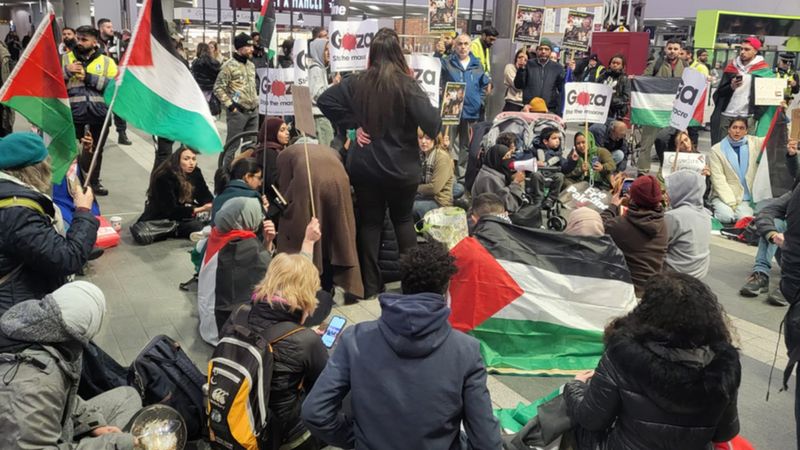 Gaza protest held at Birmingham New Street Station - BBC News