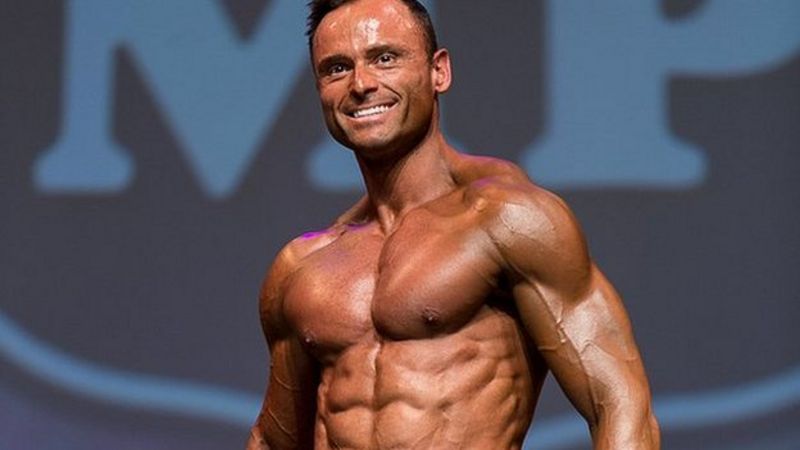 Mr Olympia bodybuilder 'Flex' Lewis matches Arnie's record - BBC News