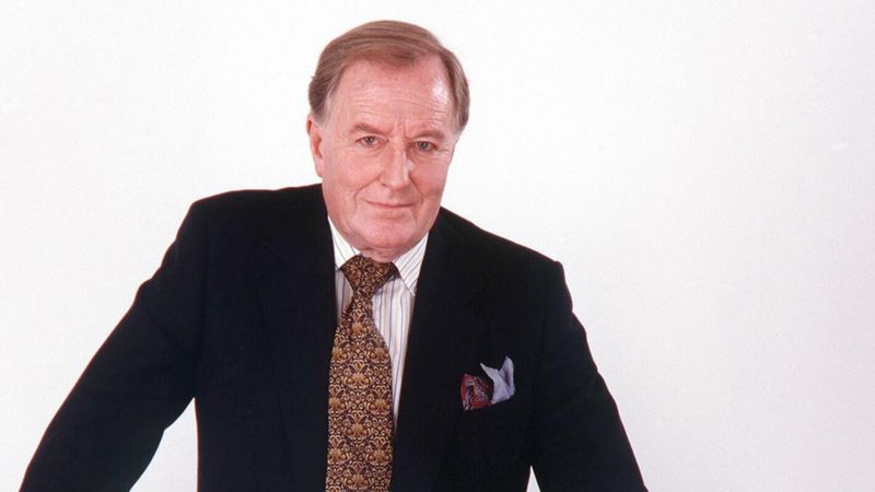 Obituary: Robert Hardy - BBC News