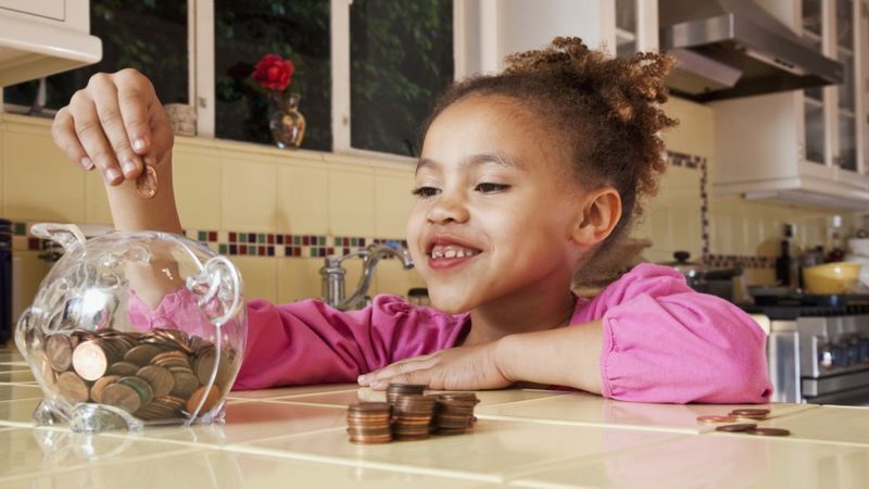 Cash or card: How do you like to spend your pocket money? - BBC Newsround