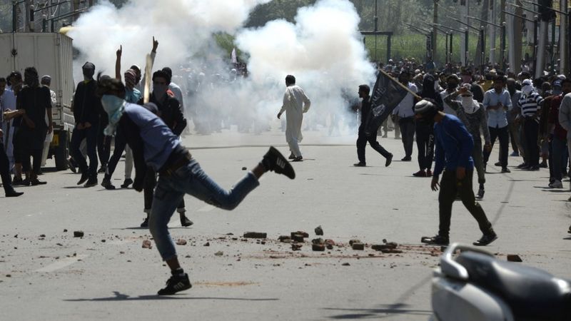 Kashmir unrest as protester run over by police dies - BBC News