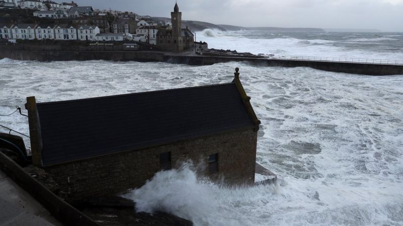 Storm Brian: Gale-force winds and high seas hit UK coast - BBC News