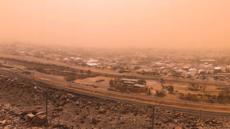 Australia dust storm: Health warning as skies change colour - BBC News
