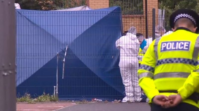 Manchester shooting: Dad says killer is 'hiding like a rat' - BBC News