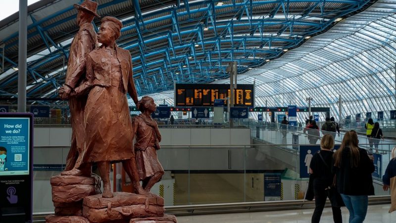Windrush: Statue design chosen for Waterloo Station - BBC Newsround
