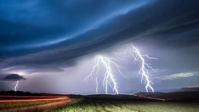 Eastbourne sees 1,000 lightning strikes in one hour - BBC News