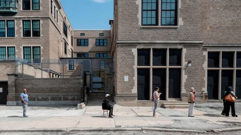 Coronavirus: Wisconsin defies its own lockdown to vote - BBC News