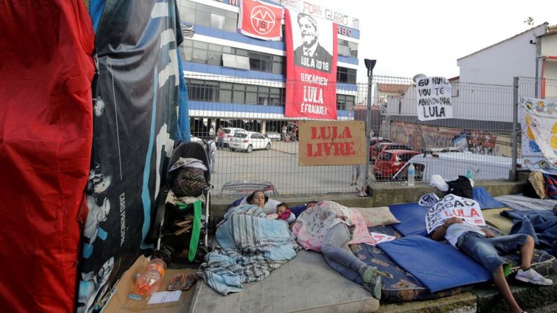 Supporters rally around Brazil's Lula as jail term looms - BBC News