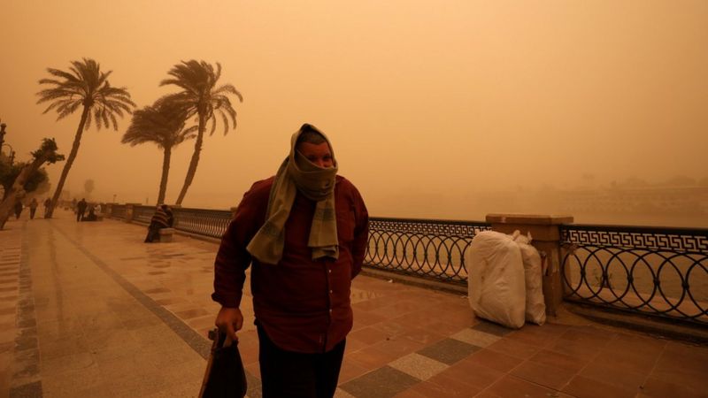 In pictures: Cairo turns orange as sandstorm sweeps Egypt - BBC News