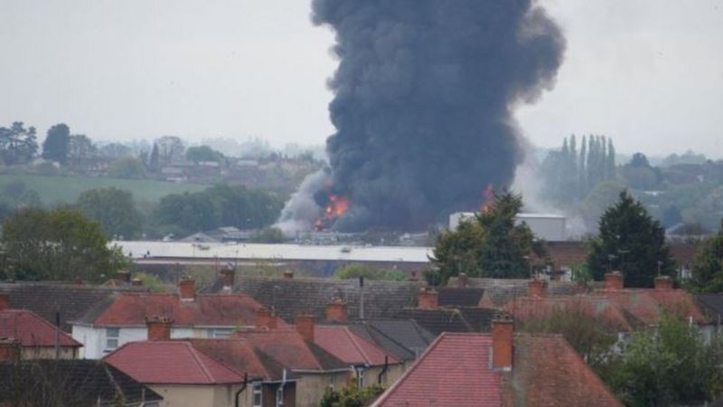 Worcester industrial estate fire 'major incident' - BBC News