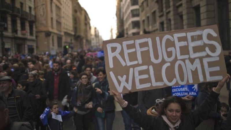 Barcelona protest to support refugees draws thousands - BBC News