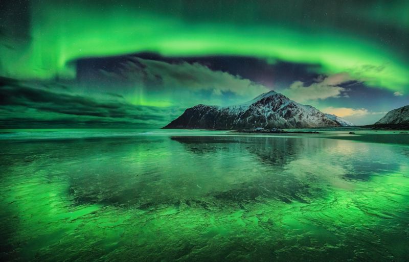 Astronomy Photographer of the Year: Huge plasma arc wins - BBC News