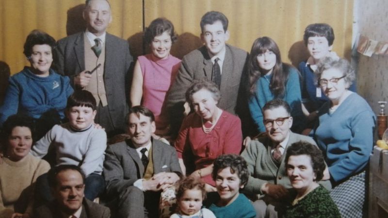 Tri Llun John Alwyn Griffiths - BBC Cymru Fyw