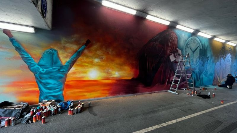 Peterborough's new mural reflects lockdown emotions - BBC News
