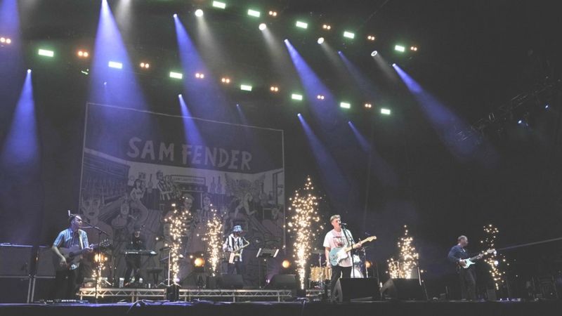 Sam Fender kicks off Gosforth Park socially-distanced gigs - BBC News