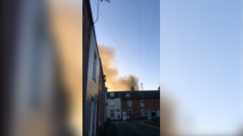 'Explosion' heard as fire crews battle blaze in Worksop - BBC News