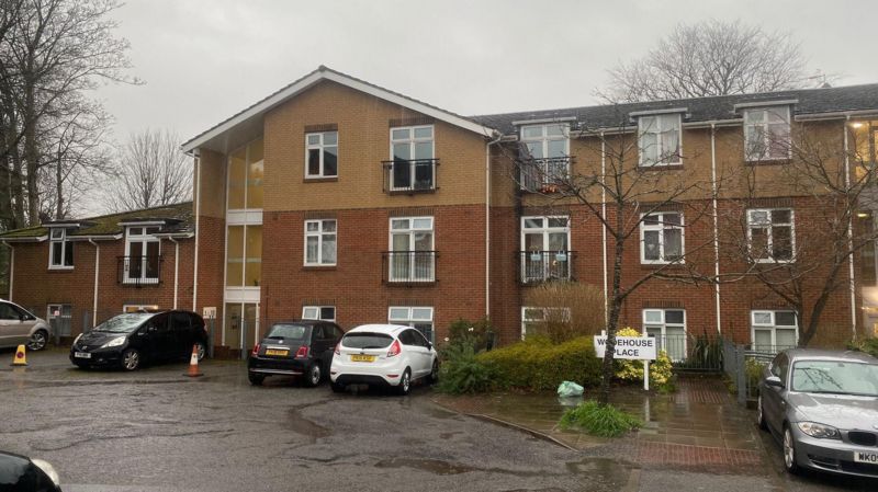 Universal Credit warning in Surrey over 53-week rent year - BBC News