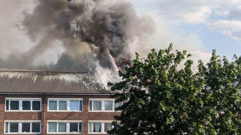 Hackney: About 100 firefighters tackle flat fire - BBC News
