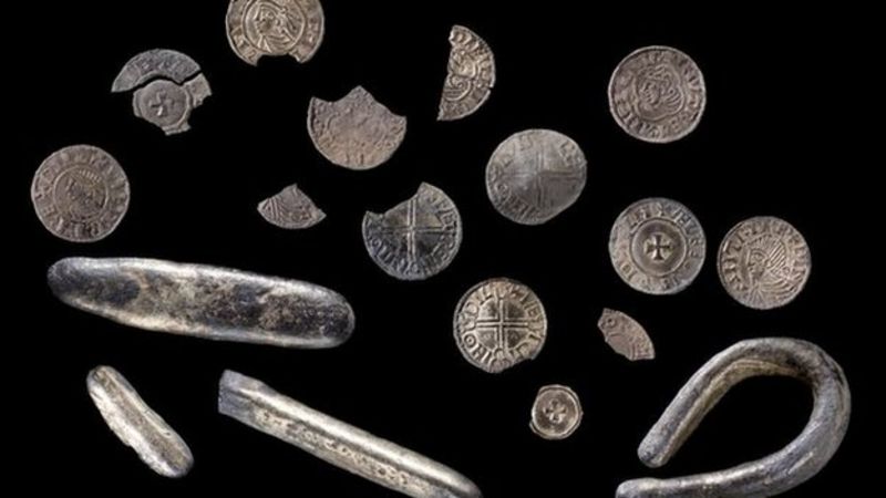 Watlington 'rare' Viking hoard found by metal detectorist - BBC News