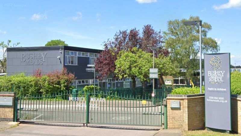 Bushey Meads School sorry for sending boy in shorts home - BBC News