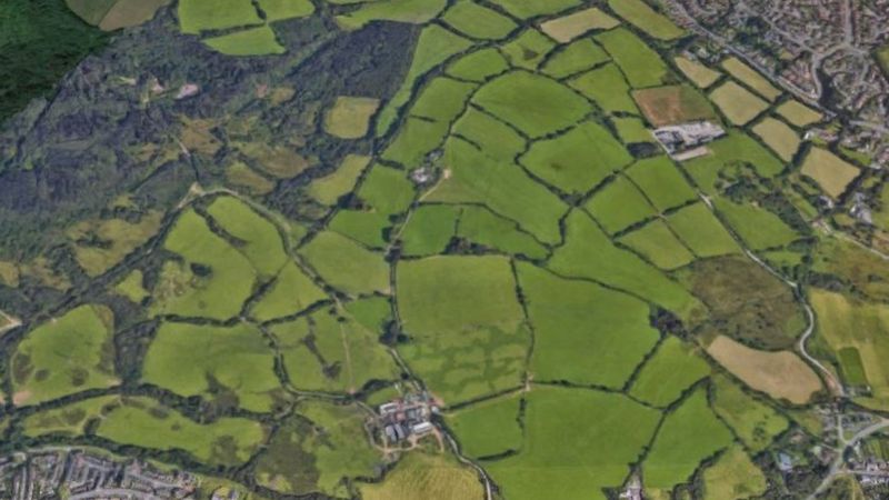 New community planned for Swansea Llangyfelach fields - BBC News