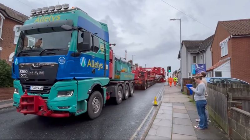Ipswich sees second abnormal load pass through town - BBC News