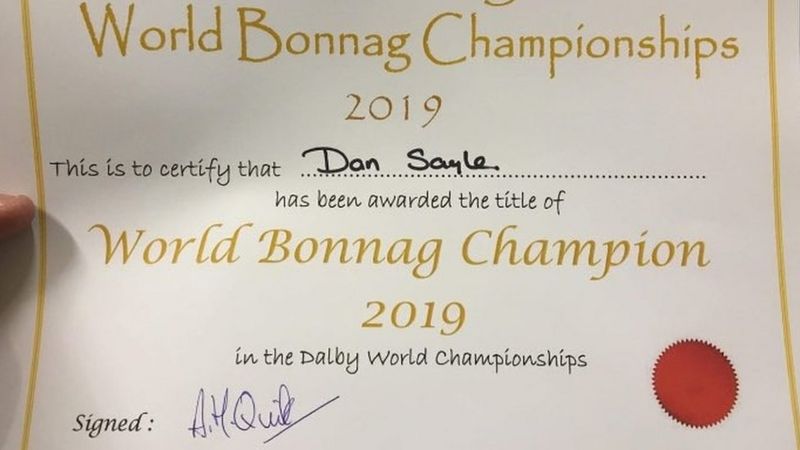 Manx motorbike racing legend wins Bonnag baking prize - BBC News