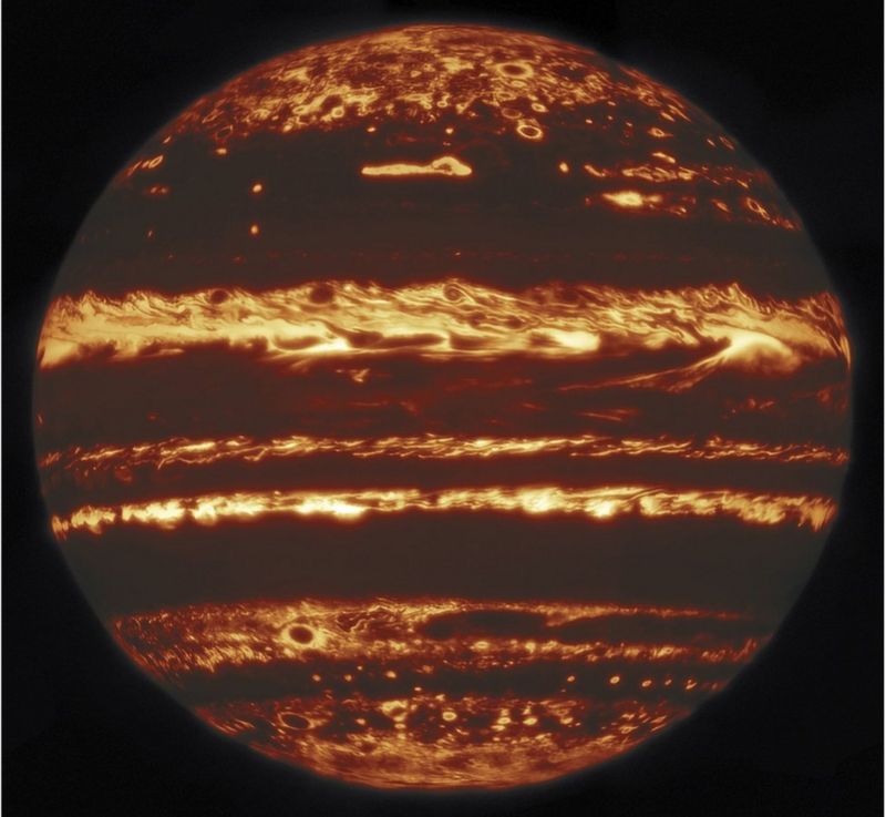 Scientists obtain 'lucky' image of Jupiter - BBC News