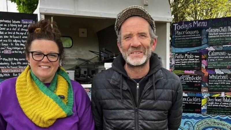 Rhyl: Sea defence build stressing out seals aquarium says - BBC News