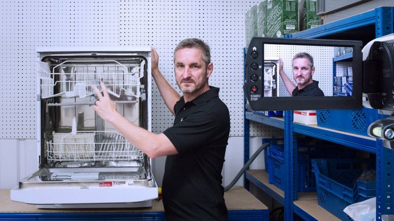 How to fix some of your own broken gadgets - BBC News