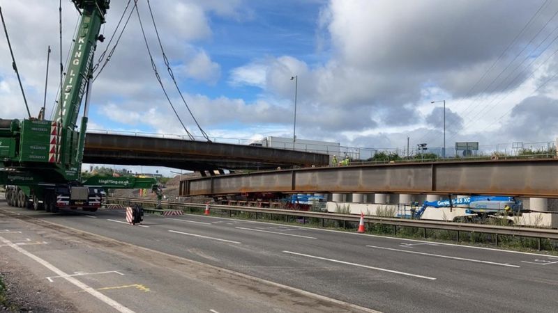 M6 Walsall: Severe delays as new bridge installed - BBC News