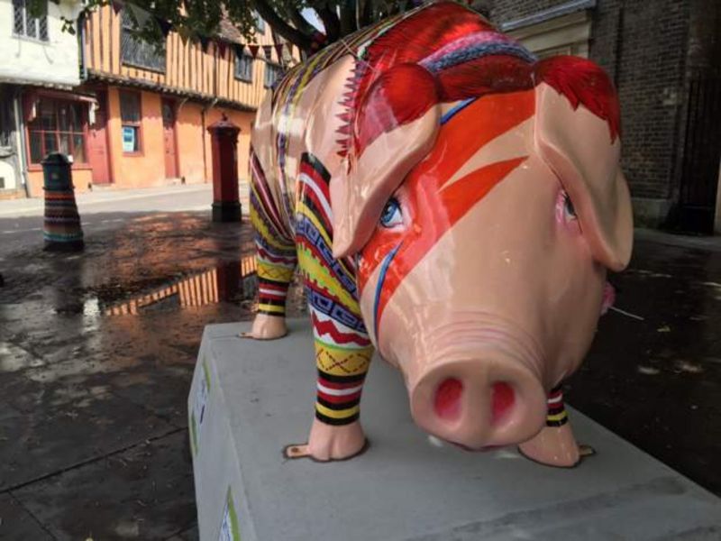 Ed Sheeran bought pig statue of himself at auction - BBC News