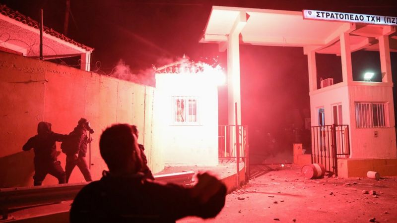 Greek protests: Dozens hurt as island clashes intensify - BBC News