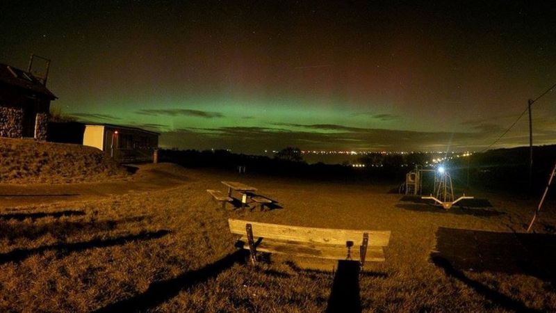 Northern Lights shine in the night sky over Wales - BBC News