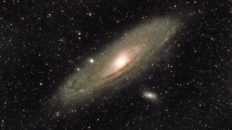 Stargazer captures night sky from Sheffield garden - BBC News