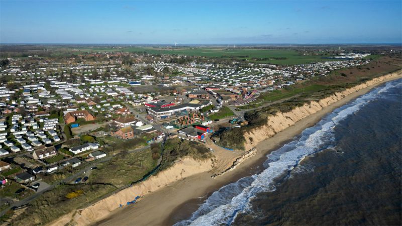 Hemsby: Relief for village as beach access opens for Easter - BBC News