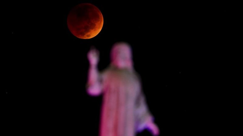 Total lunar eclipse bathes moon in red glow - BBC News