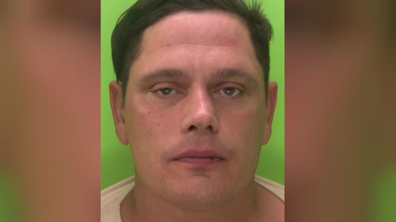 Roy Whiting: Men who attacked Sarah Payne's killer jailed - BBC News