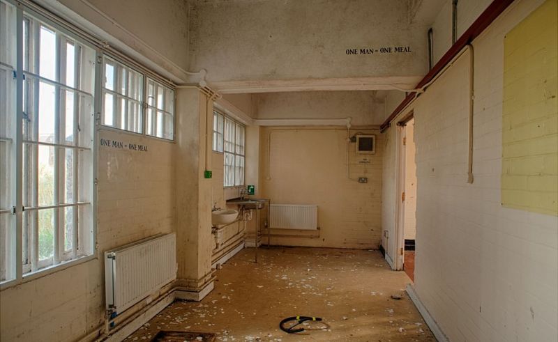 Blundeston Prison: Inside Reggie Kray's old prison cell - BBC News