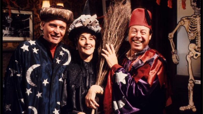 Bill Treacher: EastEnders star dies aged 92 - BBC News