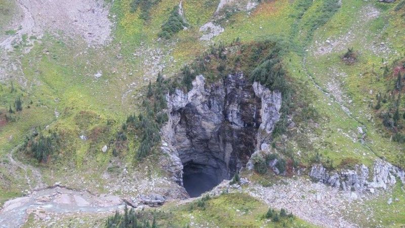 'Awe-inspiring' cave discovered in Canada's wilderness - BBC News
