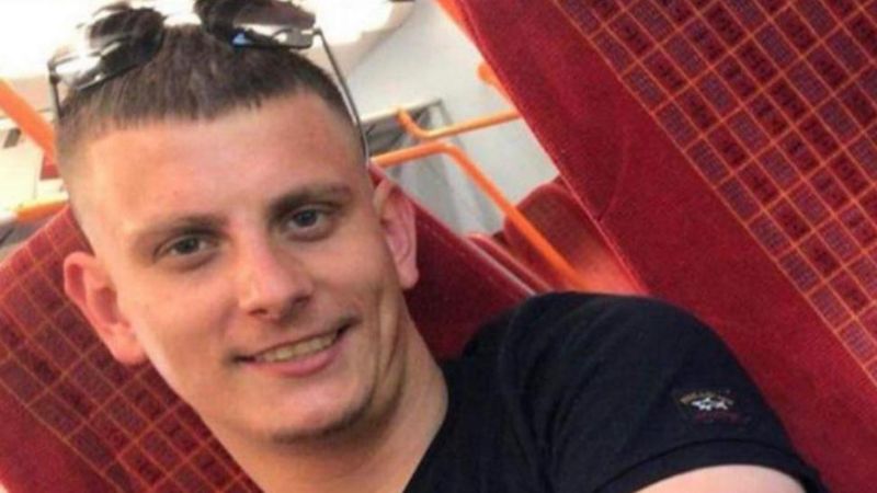 West Molesey: Man charged over brother's stabbing - BBC News