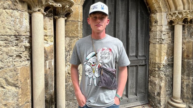 How have people in Howden reacted to planned town expansion? - BBC News