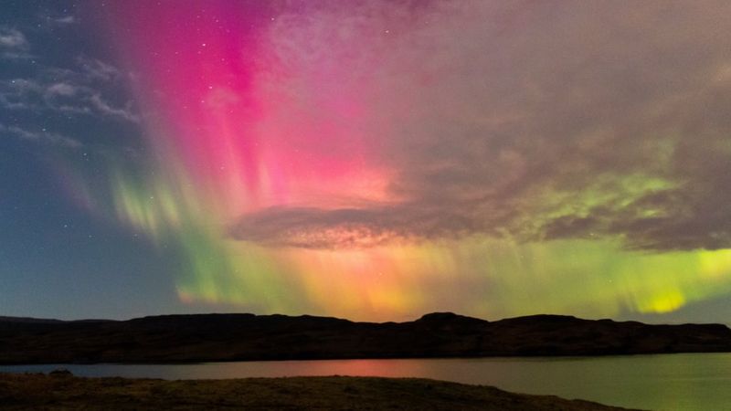 In pictures: A second night of the Northern Lights - BBC News