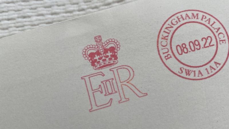 Queen Elizabeth II: Swindon artist receives one of monarch's 'last ...