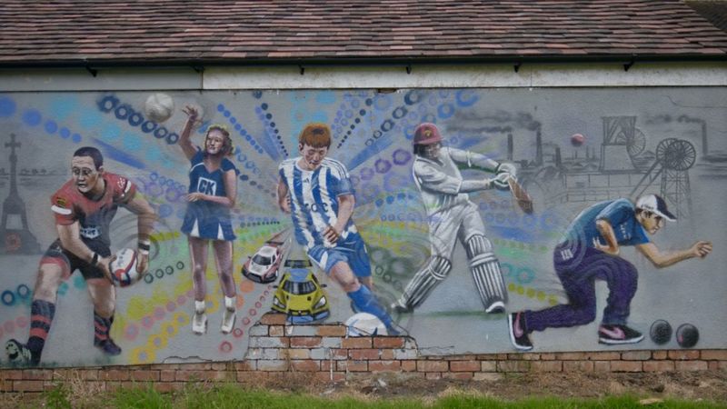Nuneaton art teacher creates visual gallery in his town - BBC News