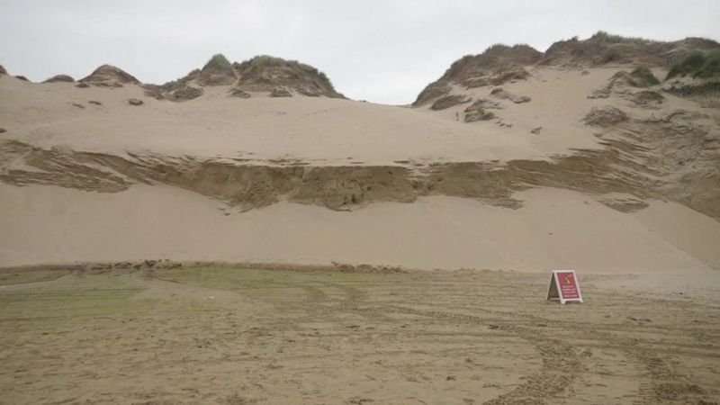 Crantock sand dunes warning renewed after significant falls - BBC News