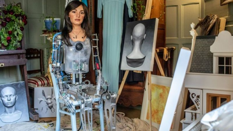 Platinum Jubilee: AI robot paints Queen's portrait - BBC News